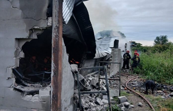 Incendio en un depósito de tapicería en Córdoba: trasladaron a un ...